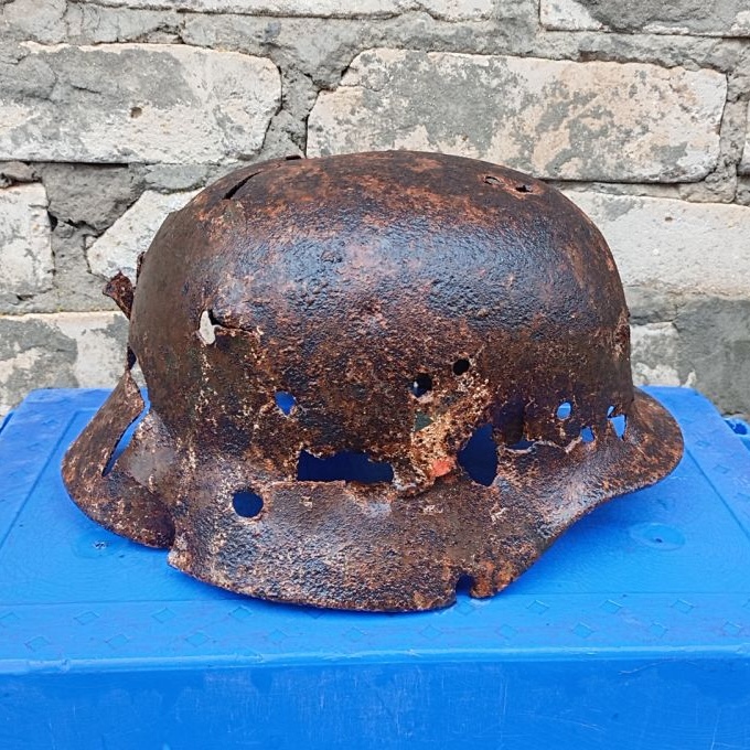 Early Wehrmacht M35 DD battle damaged steel helmet – Stalingrad found ...
